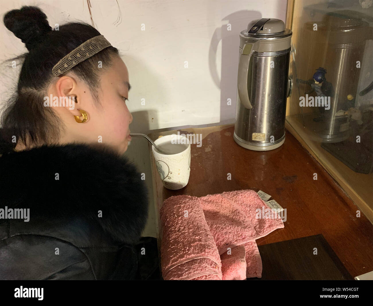 26-year-old Chinese woman Wang Qianjin born with cerebral palsy uses ...