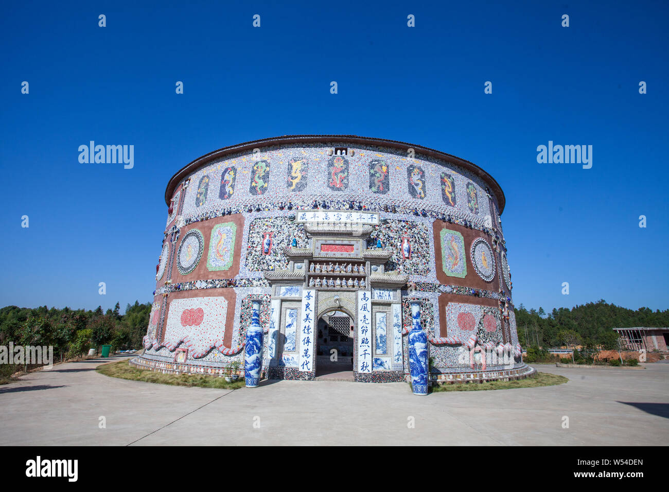 --FILE--View of the procelain palace built by elderly folk artisan Yu ...