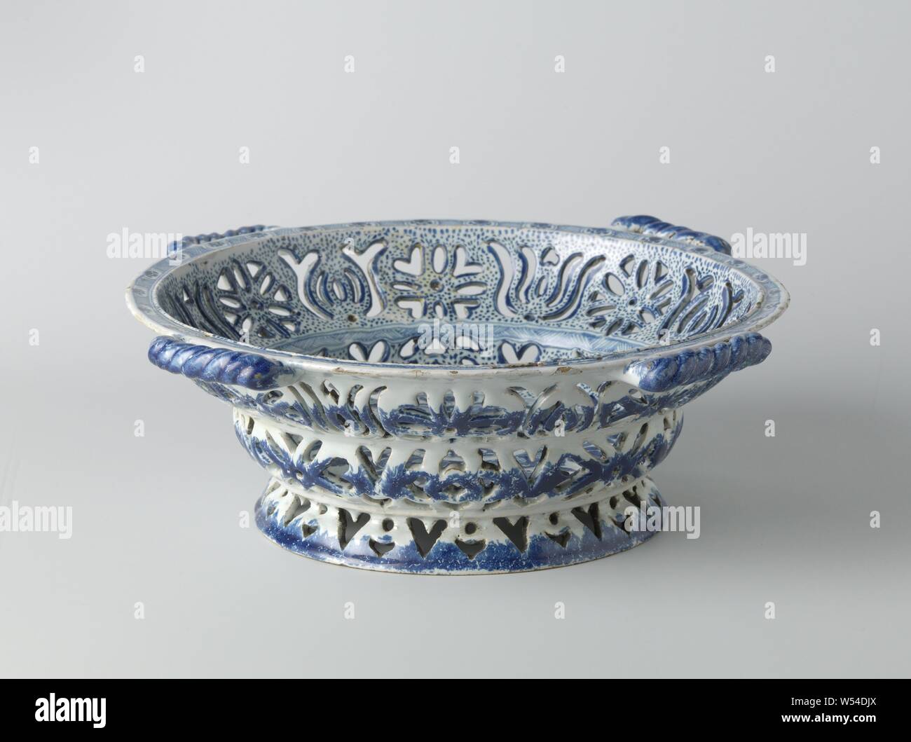 Fruit bowl of openwork pottery in blue and white, Fruit bowl, round ...