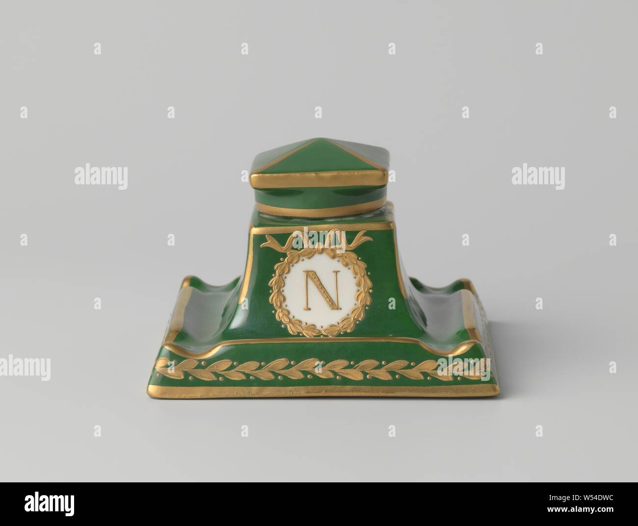 Porcelain ink well hi-res stock photography and images - Alamy