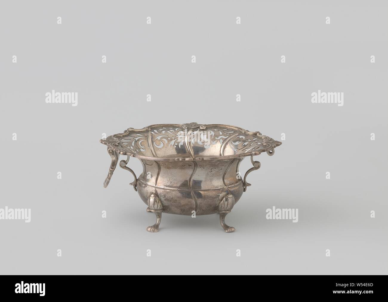 Salt vessel (?) Made of silver in the form of a cooling vessel with a ...