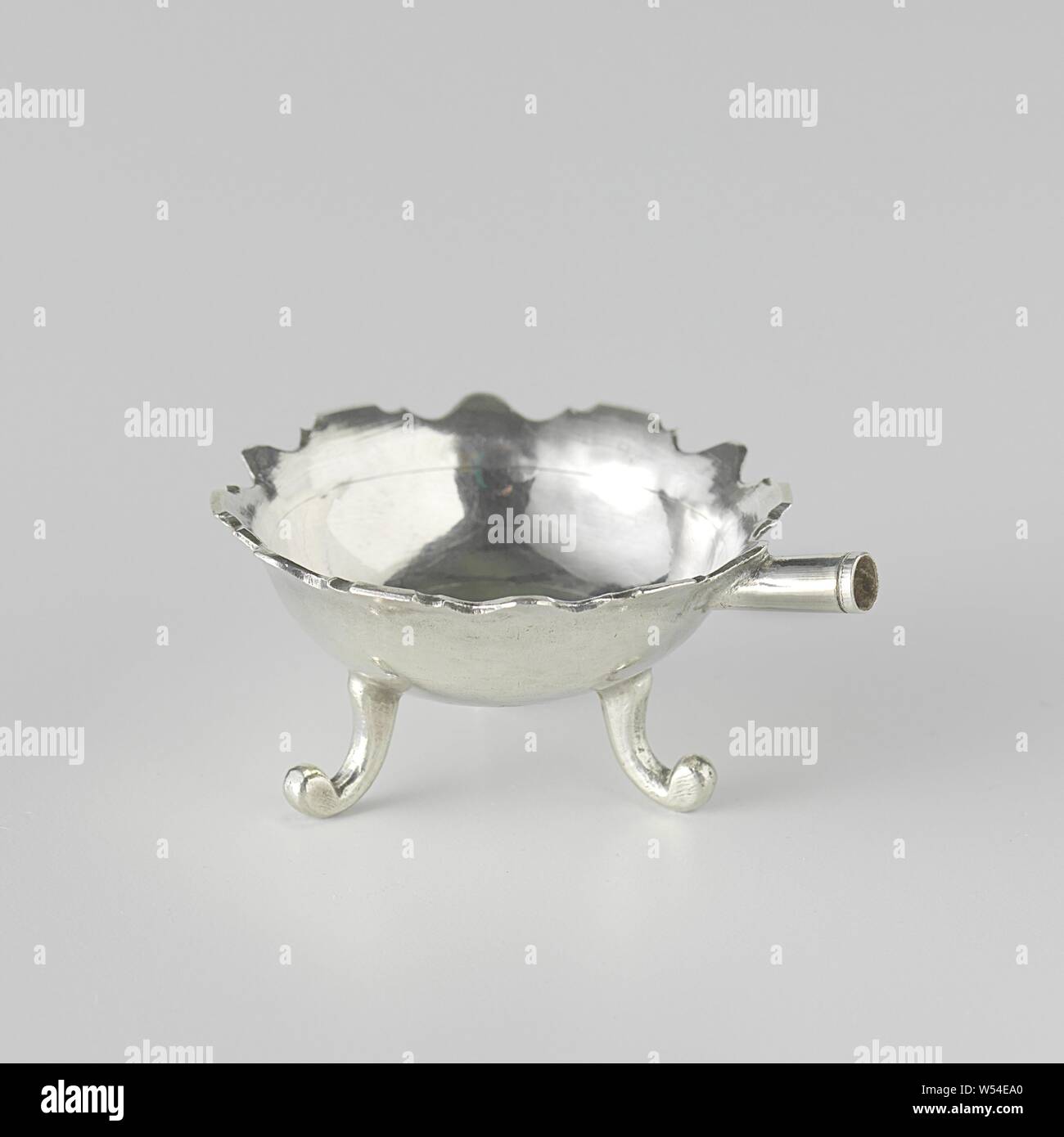 Tobacco brazier, Round tobacco brazier on three outwardly bent legs and ...
