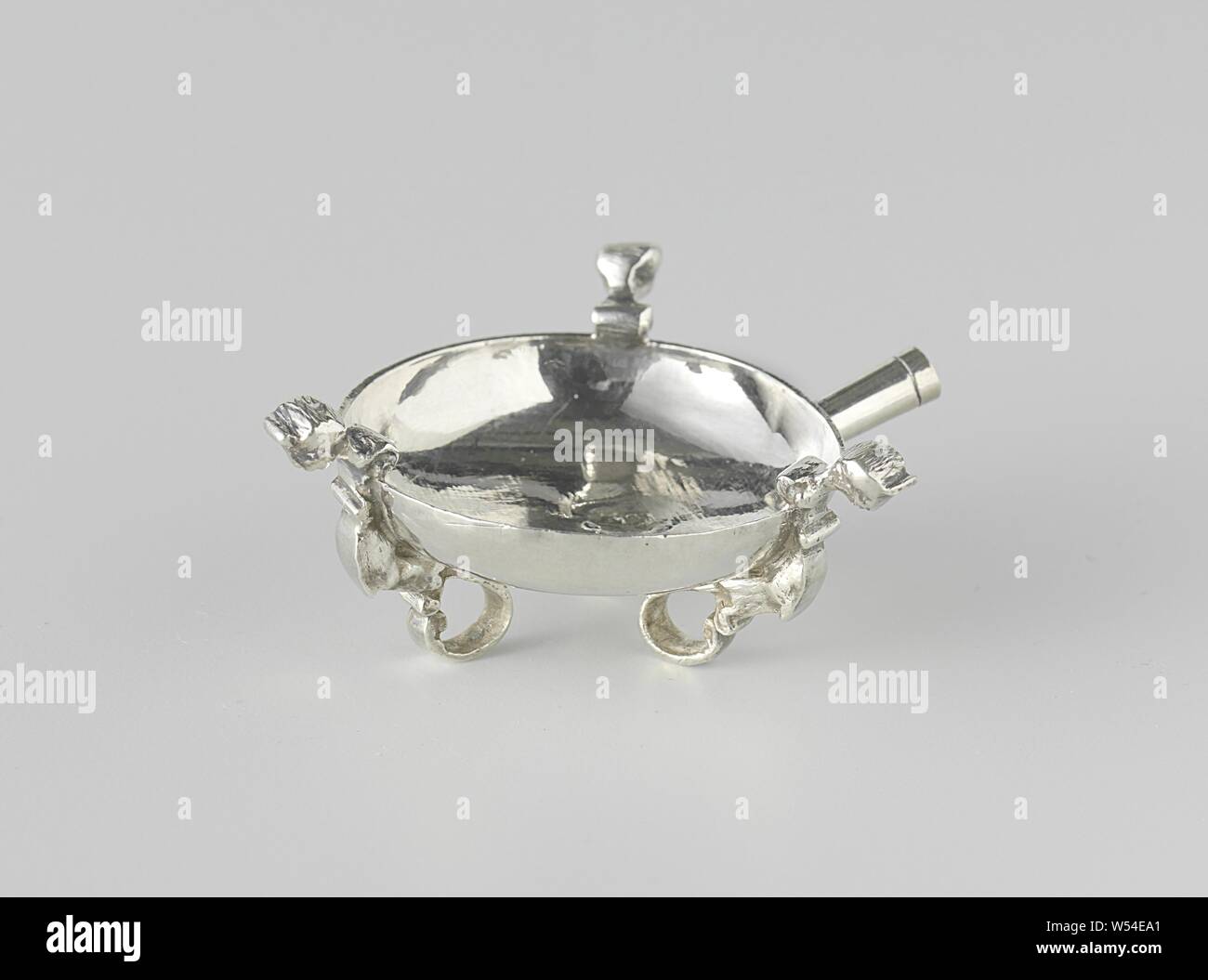 Shallow tobacco brazier hi-res stock photography and images - Alamy