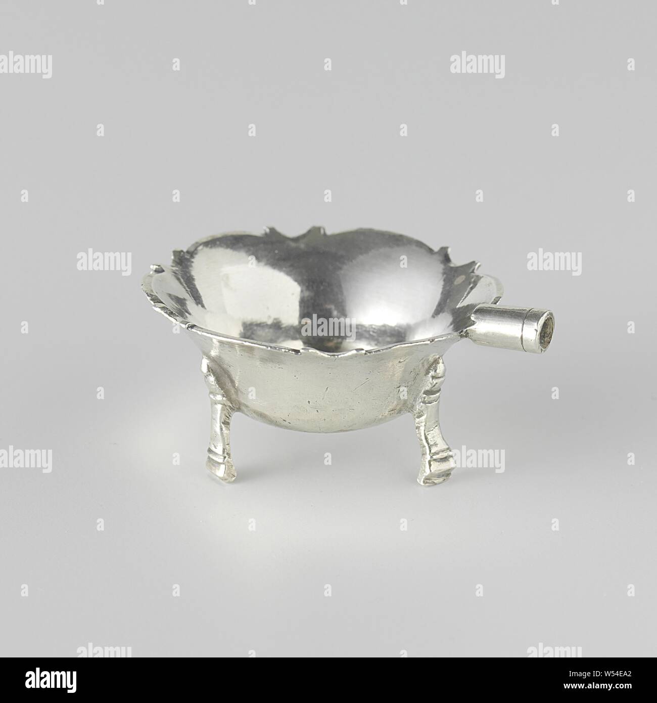 Tobacco brazier, Round tobacco brazier on three profiled, flat ...