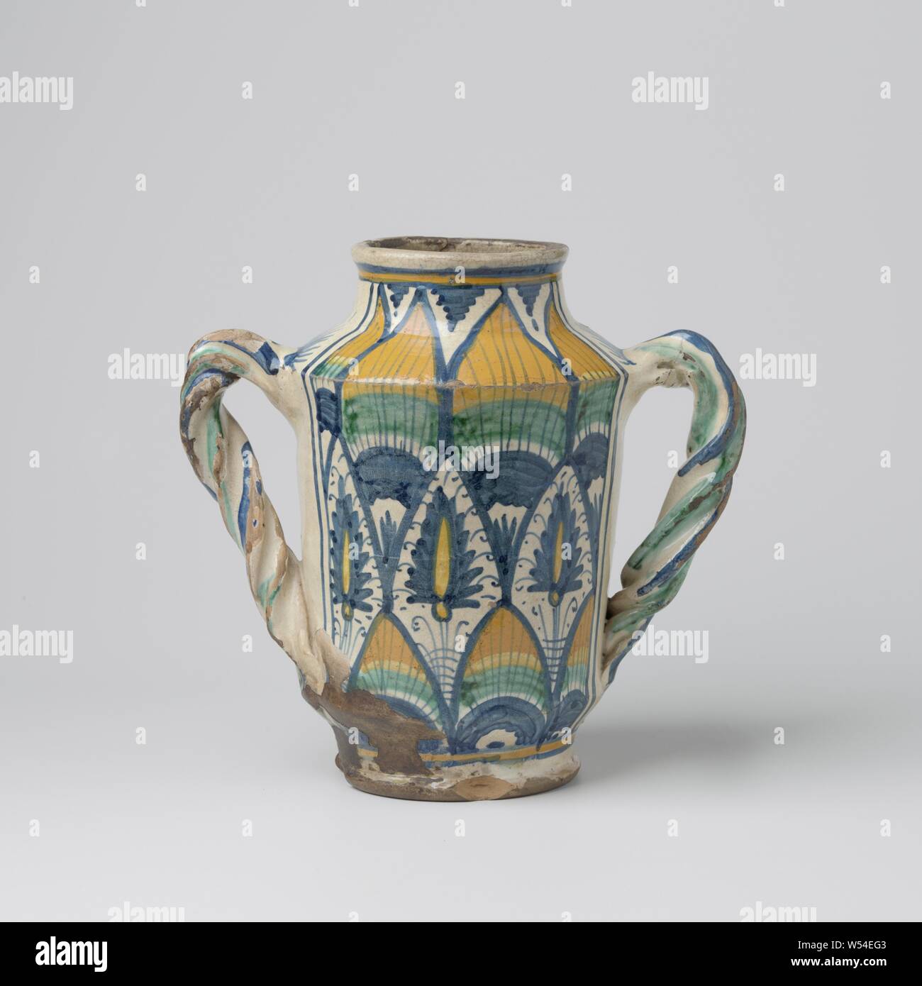 Short sloping shoulder hi-res stock photography and images - Alamy