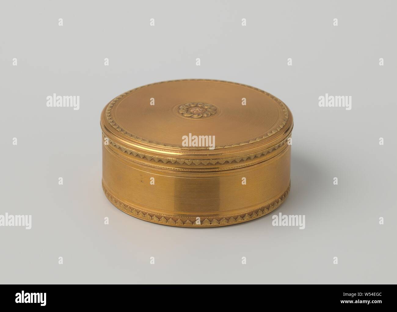 Round golden snuff or powder box, Round golden snuff or powder box. The ...