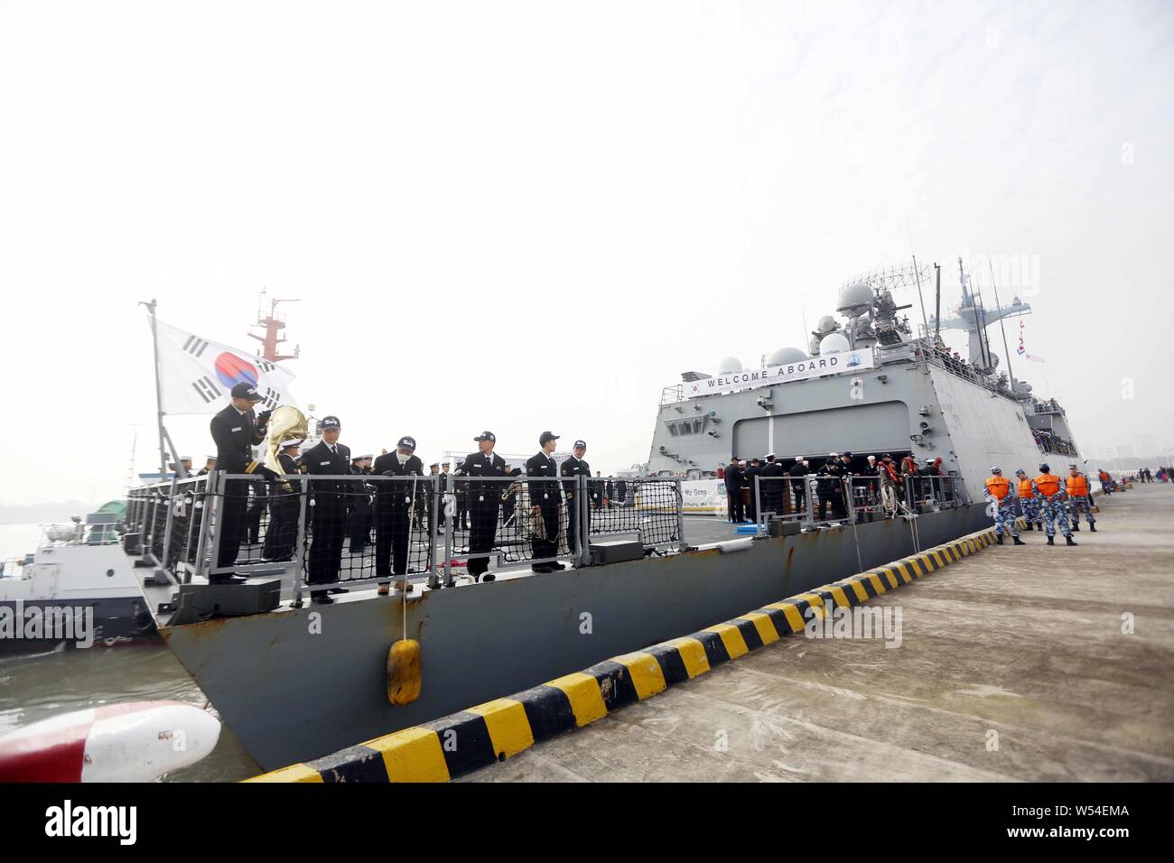The destroyer ROKS Chungmugong Yi Sun-sin (DDH-975) of South Korean ...