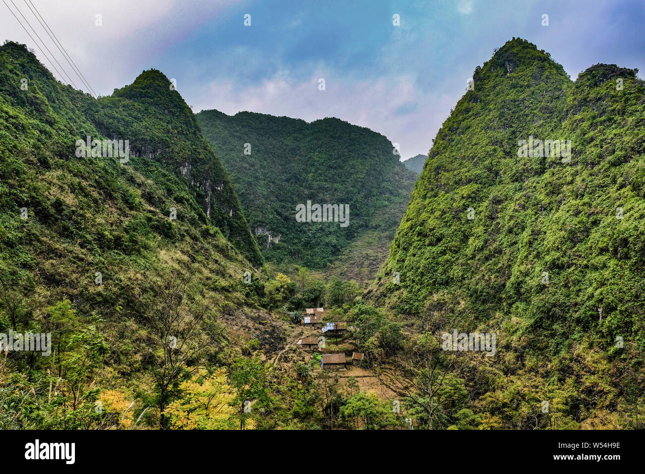A view of cliff village among the mountains in Nongli village, Bansheng ...