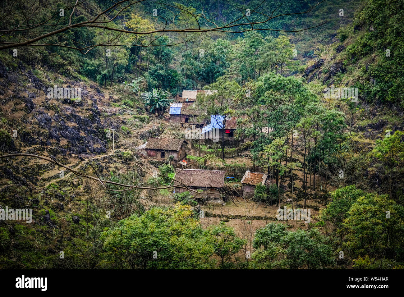 A view of cliff village among the mountains in Nongli village, Bansheng ...