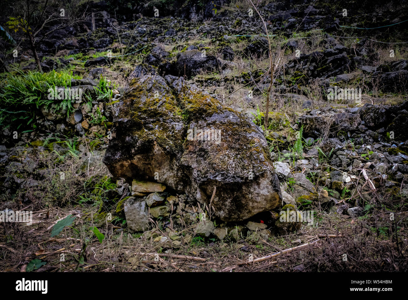 A view of cliff village among the mountains in Nongli village, Bansheng ...