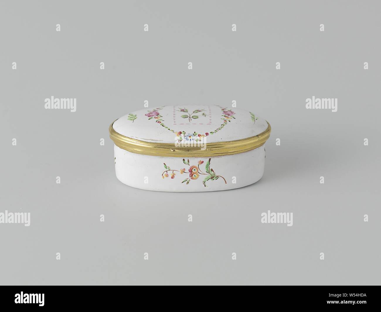 Snuff box, oval, with Battersea émail. On the vaulted lid a floral ...