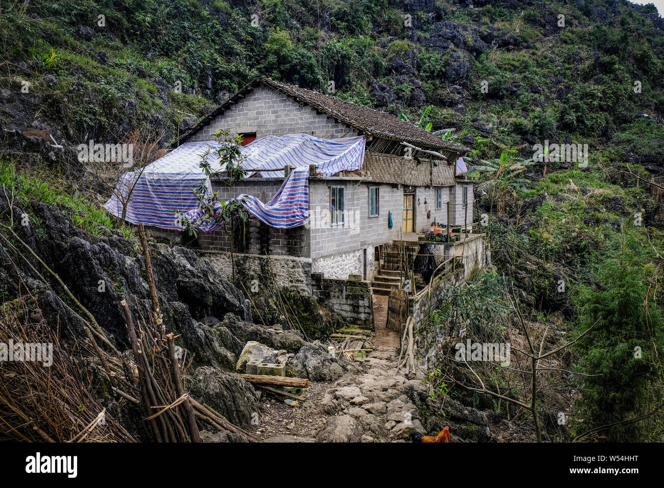 A view of cliff village among the mountains in Nongli village, Bansheng ...