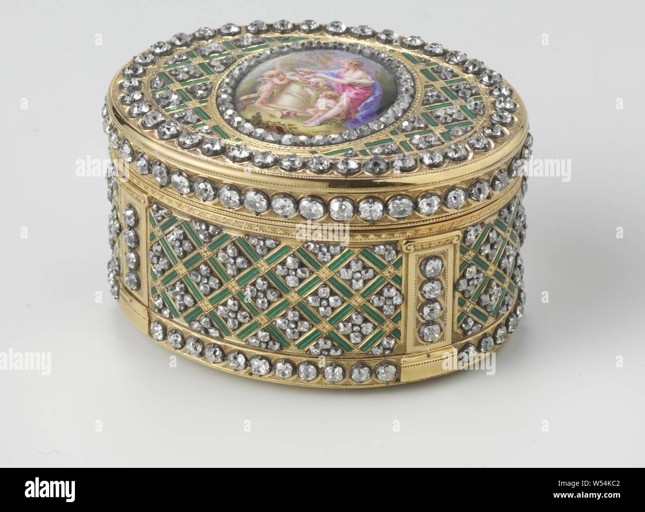 Snuff box of gold, oval and entirely set with diamonds on a surface of ...