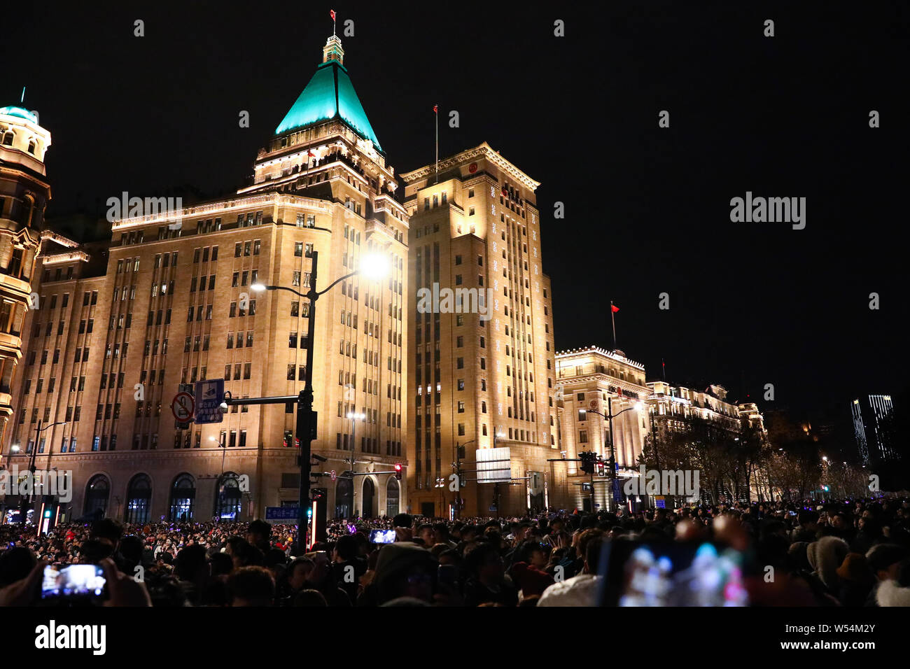 Shanghai bund crowd hi-res stock photography and images - Alamy