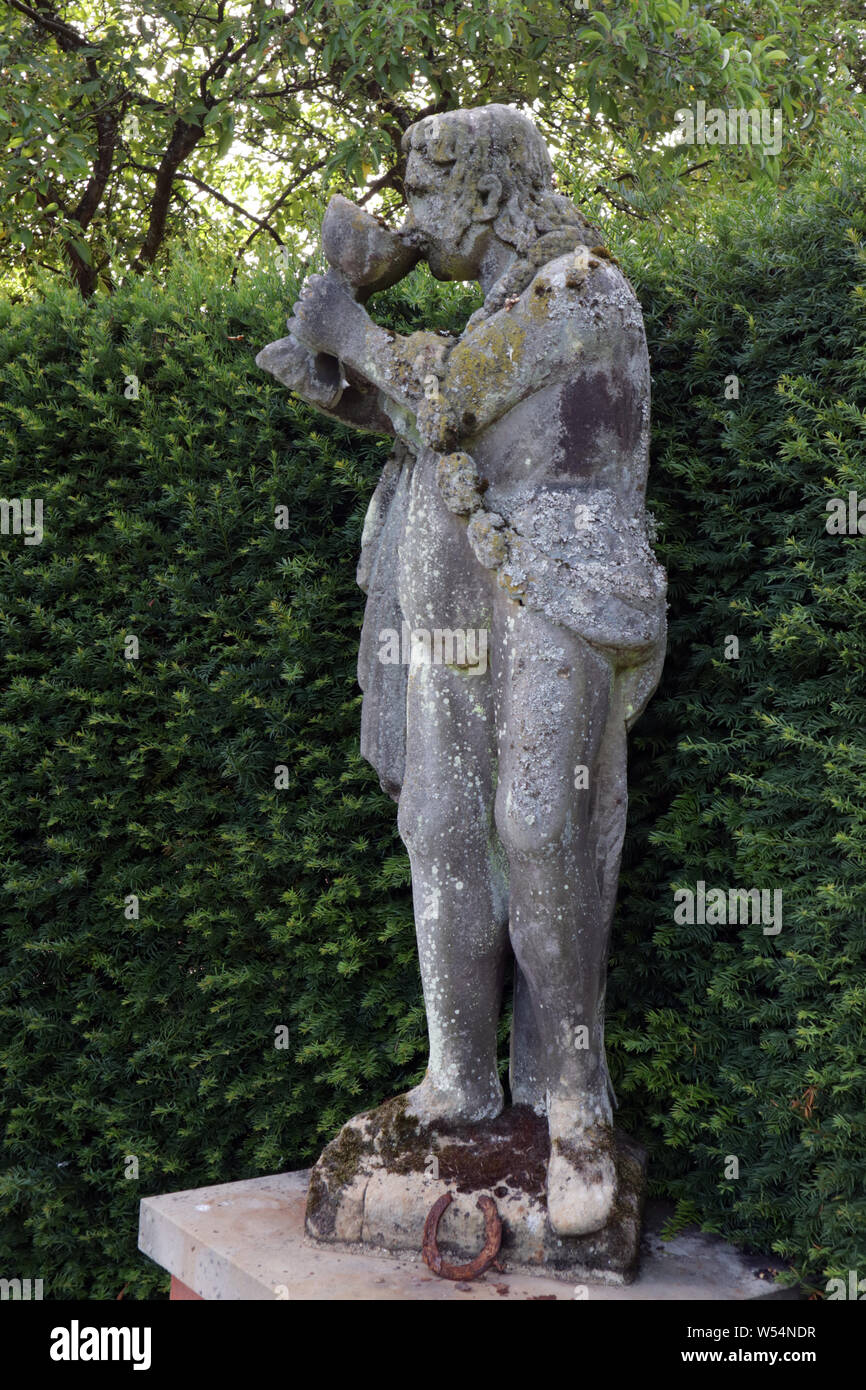 Statue walled garden hi-res stock photography and images - Alamy