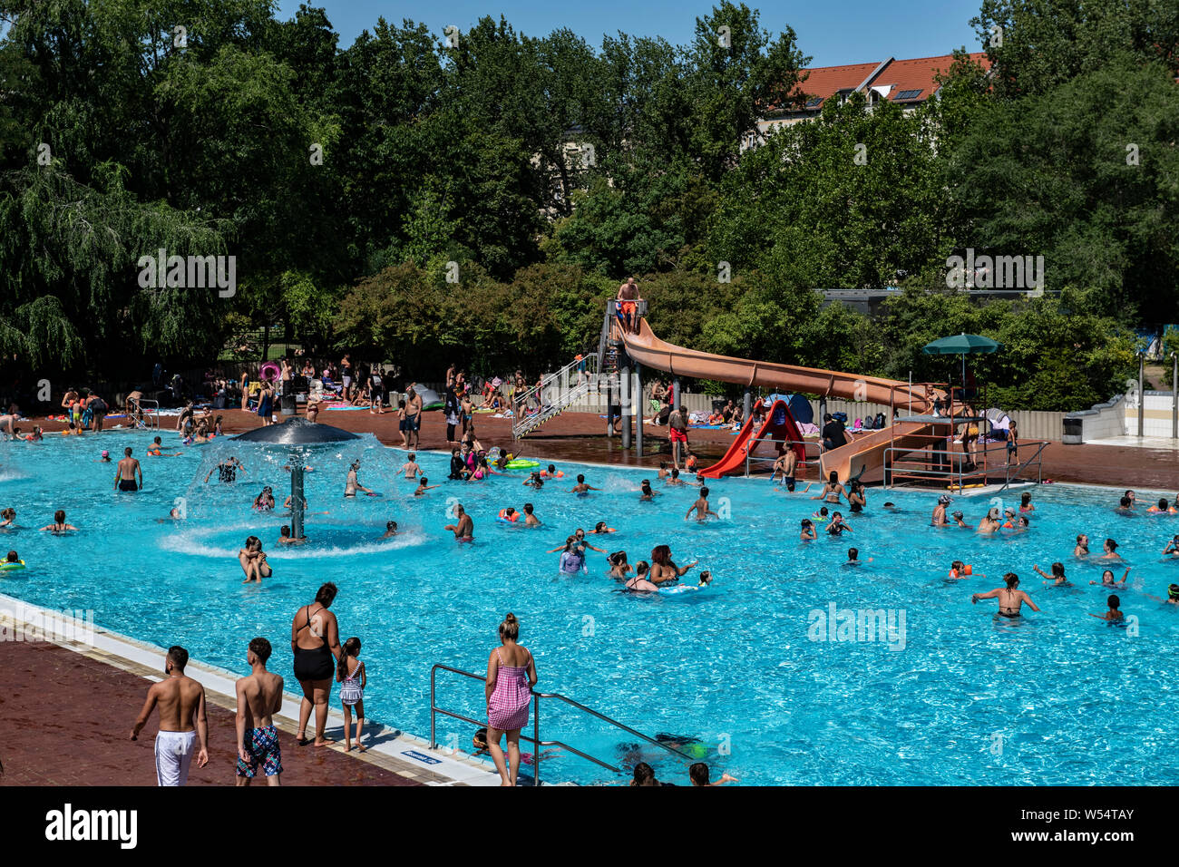 Outdoor swimming pool kreuzberg berlin germany hi-res stock photography ...