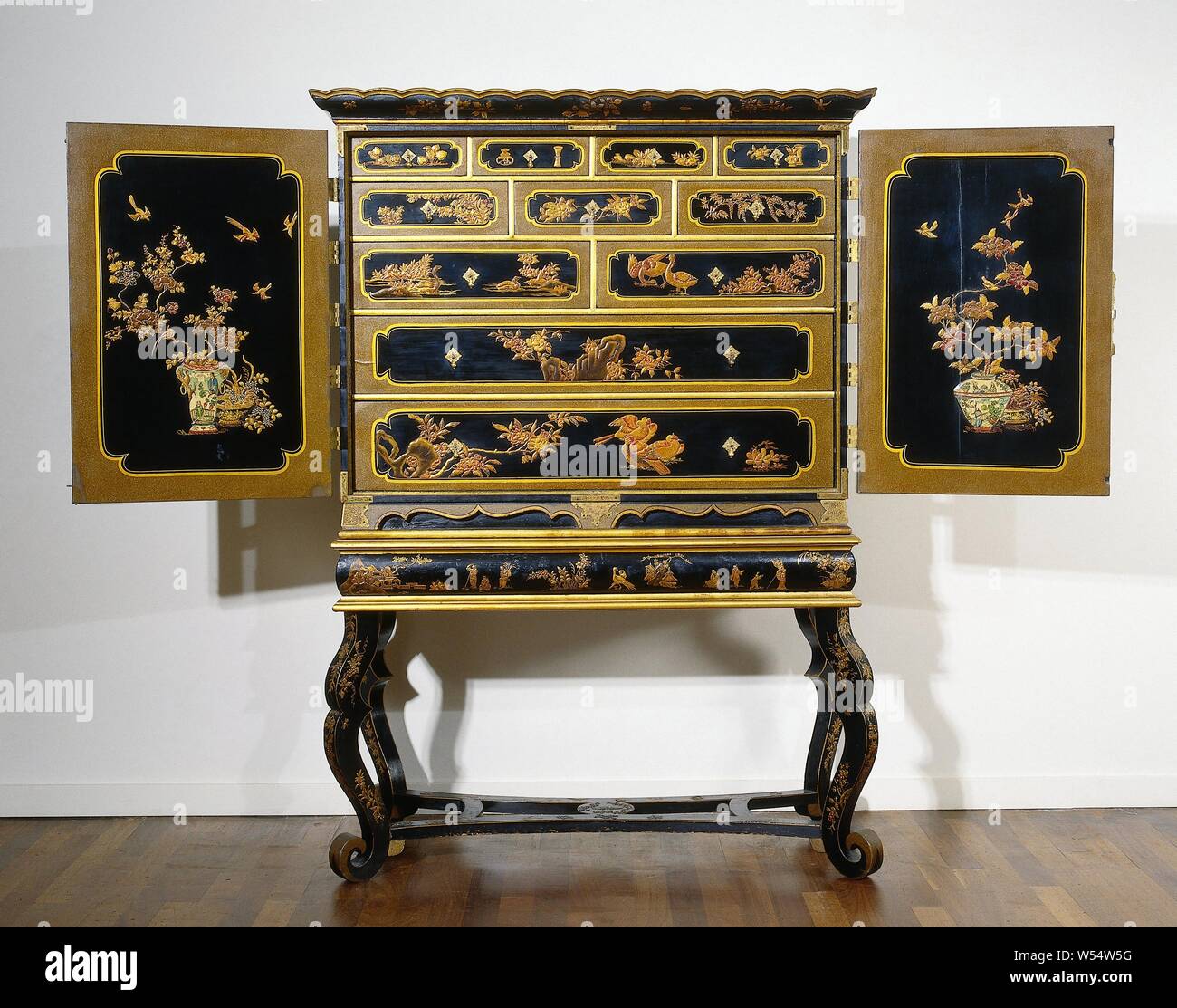 Raised gold lacquer hi-res stock photography and images - Alamy