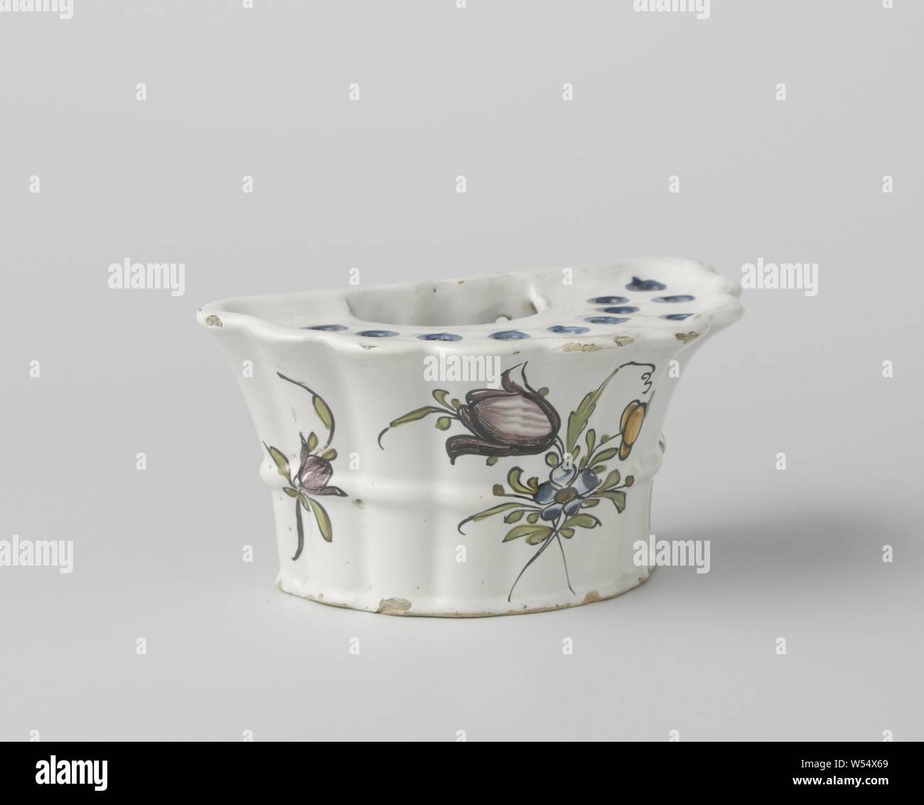 Concave funnel shaped wall juggler hi-res stock photography and images ...