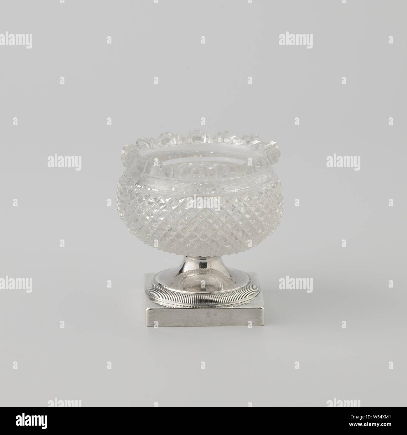 Round vessels hi-res stock photography and images - Alamy