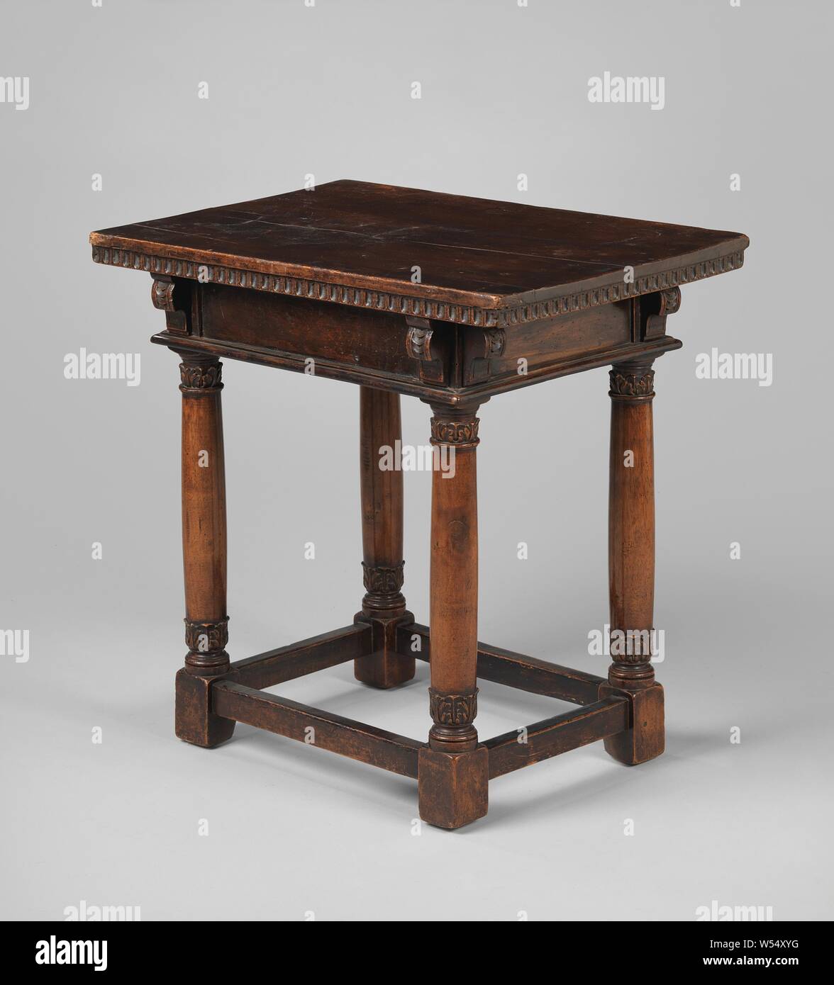 Four column legs connected hi-res stock photography and images - Alamy