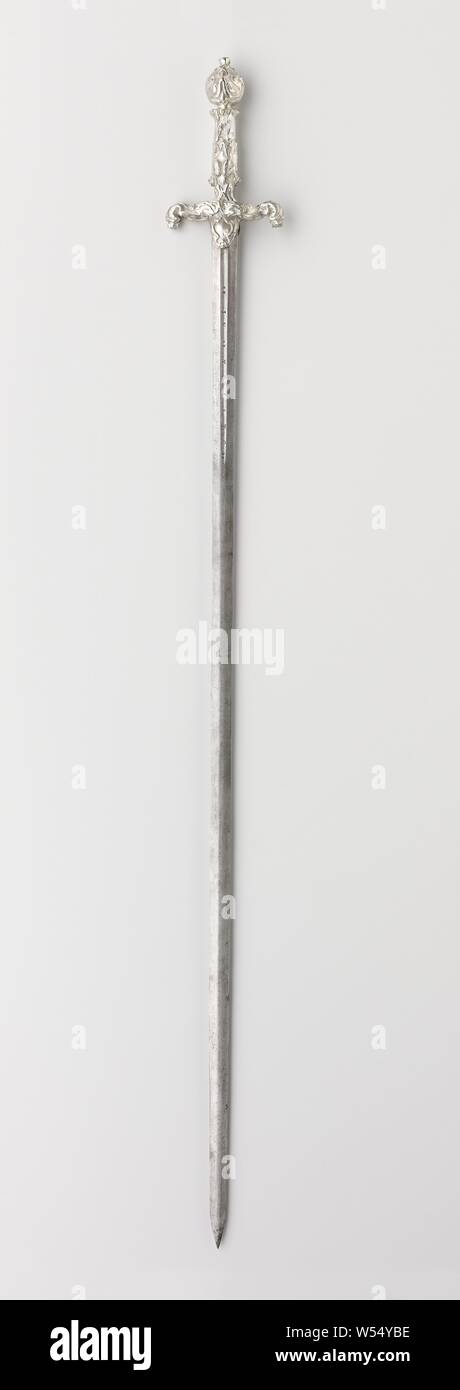 Shield shaped ricasso hi-res stock photography and images - Alamy