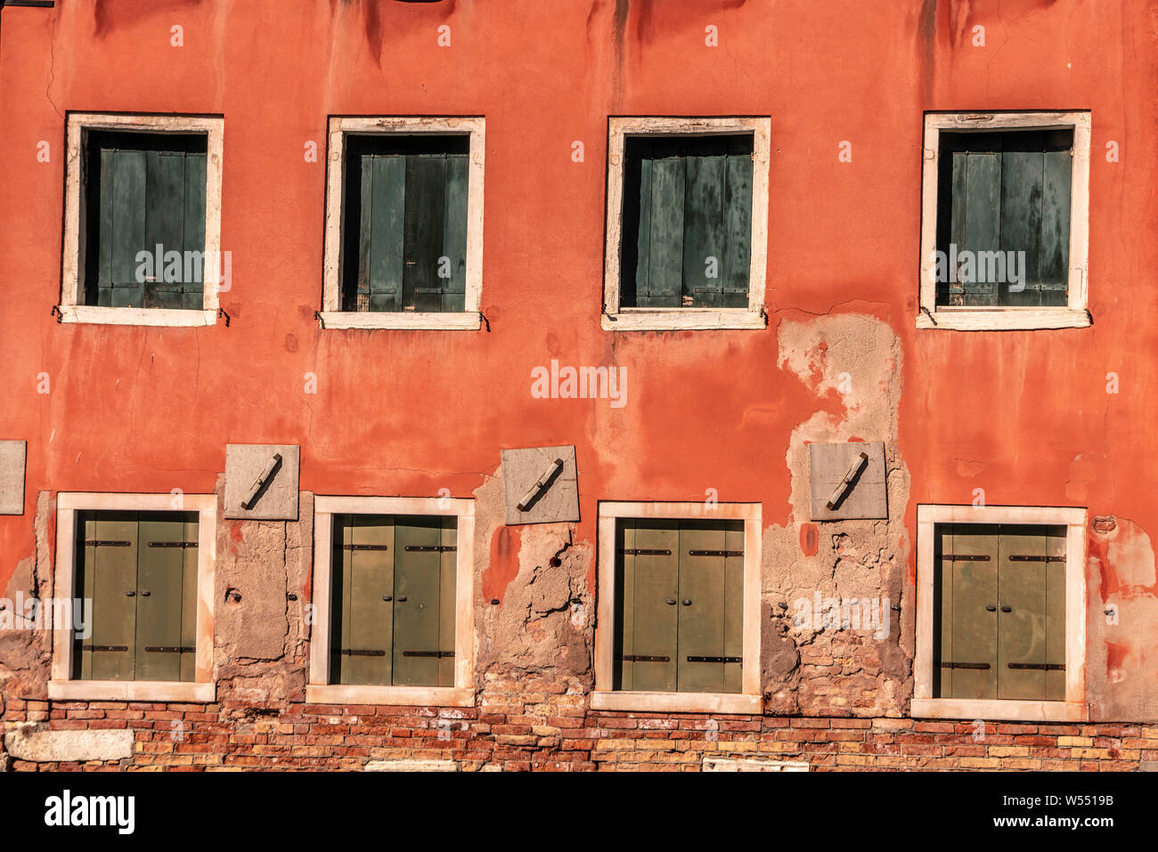 Metal mesh shutter hi-res stock photography and images - Alamy