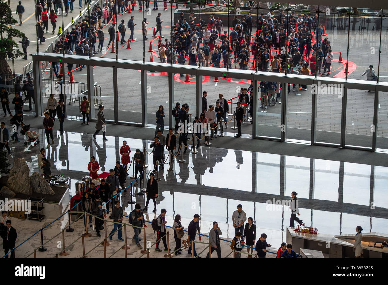 Employees of Chinese Internet giant Tencent queue up to get hongbao ...