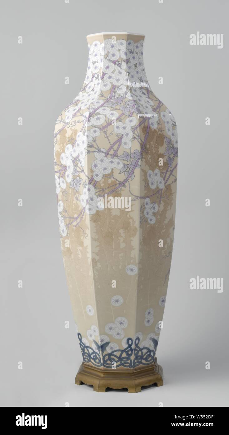 Chinese metal vase hi-res stock photography and images - Alamy