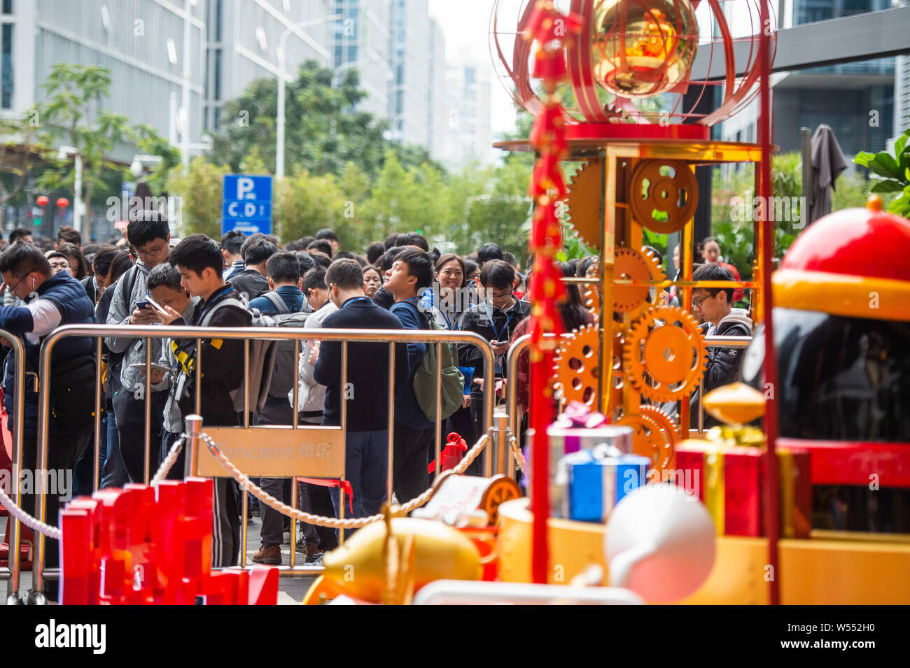 Employees of Chinese Internet giant Tencent queue up to get hongbao ...
