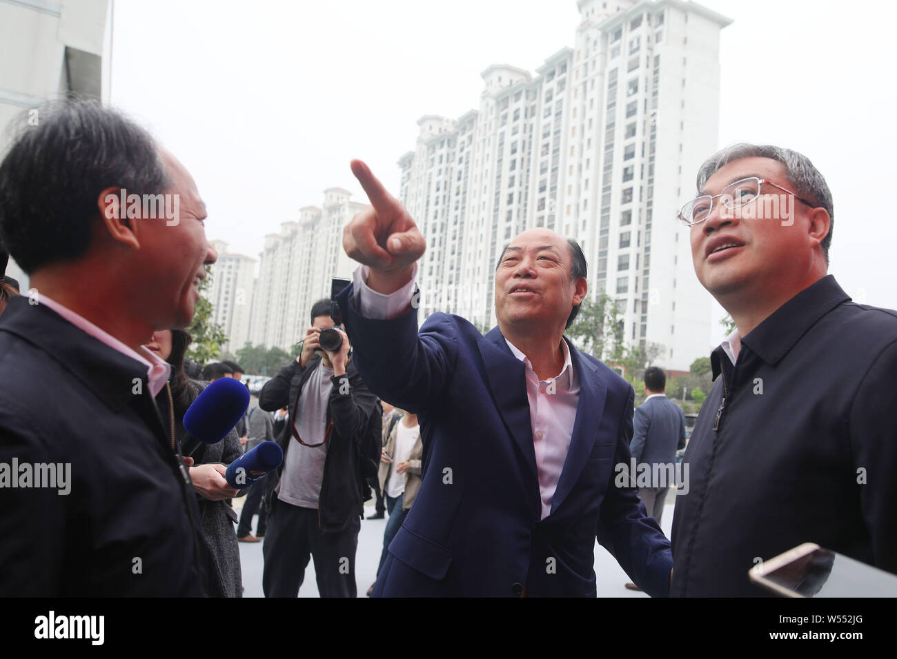 Yang Guoqiang (Yeung Kwok Keung), center, Chairman of Country Garden, talks with Lu Yi, right ...