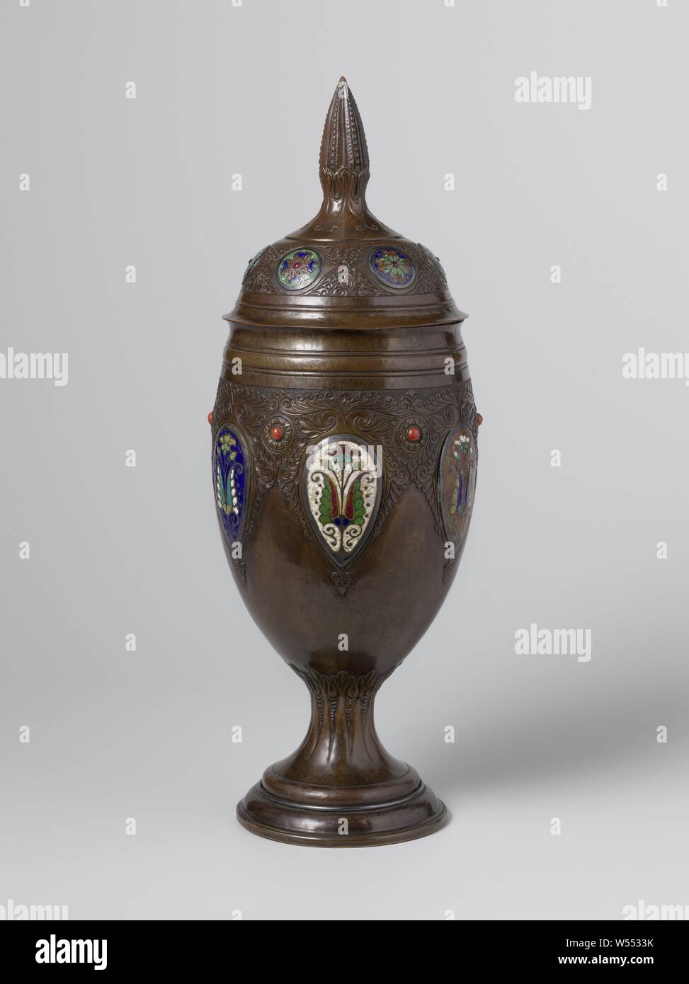 Tombak plate hi-res stock photography and images - Alamy