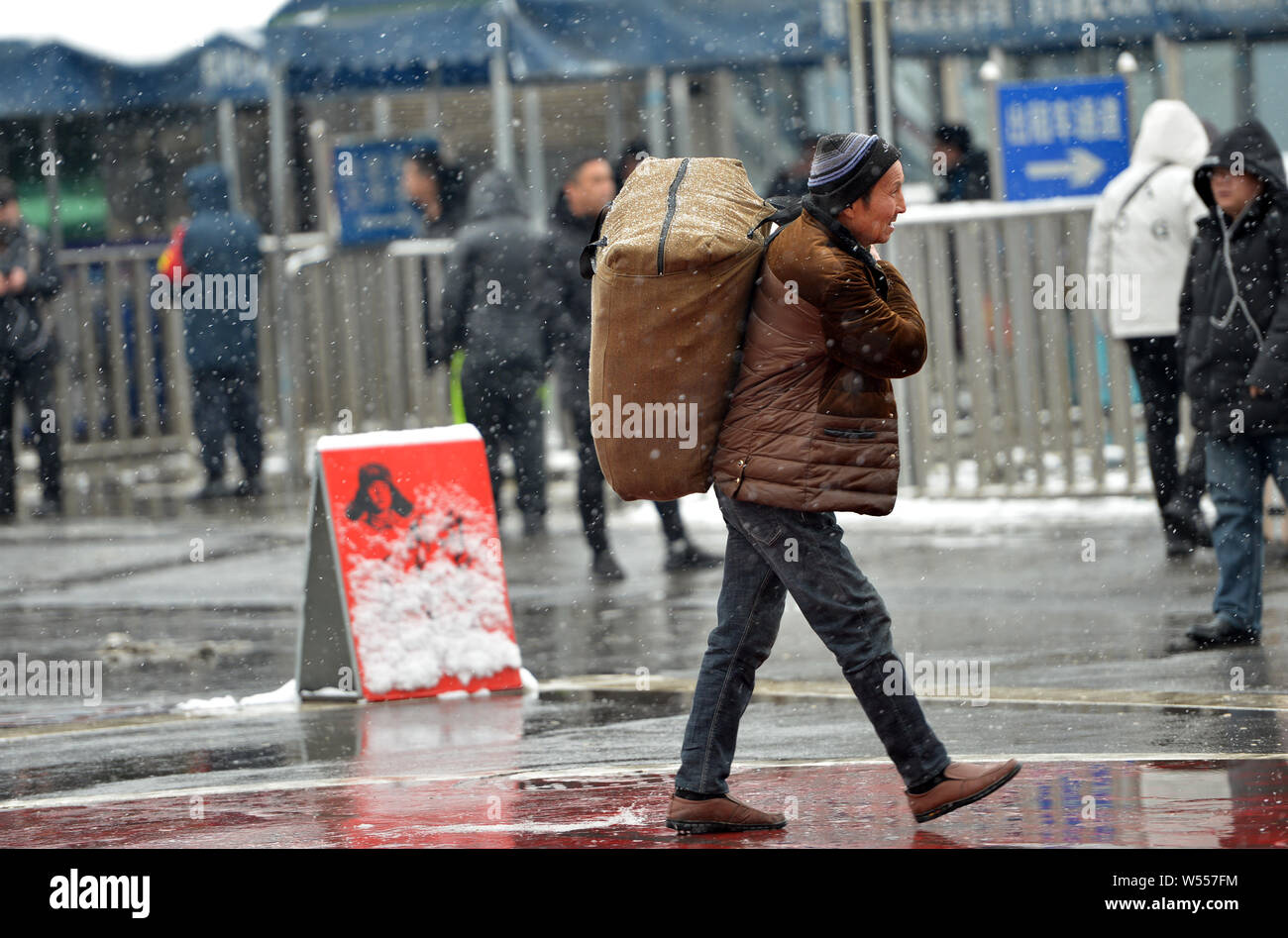 --FILE--A Chinese migrant worker who returned from the Chinese Lunar ...