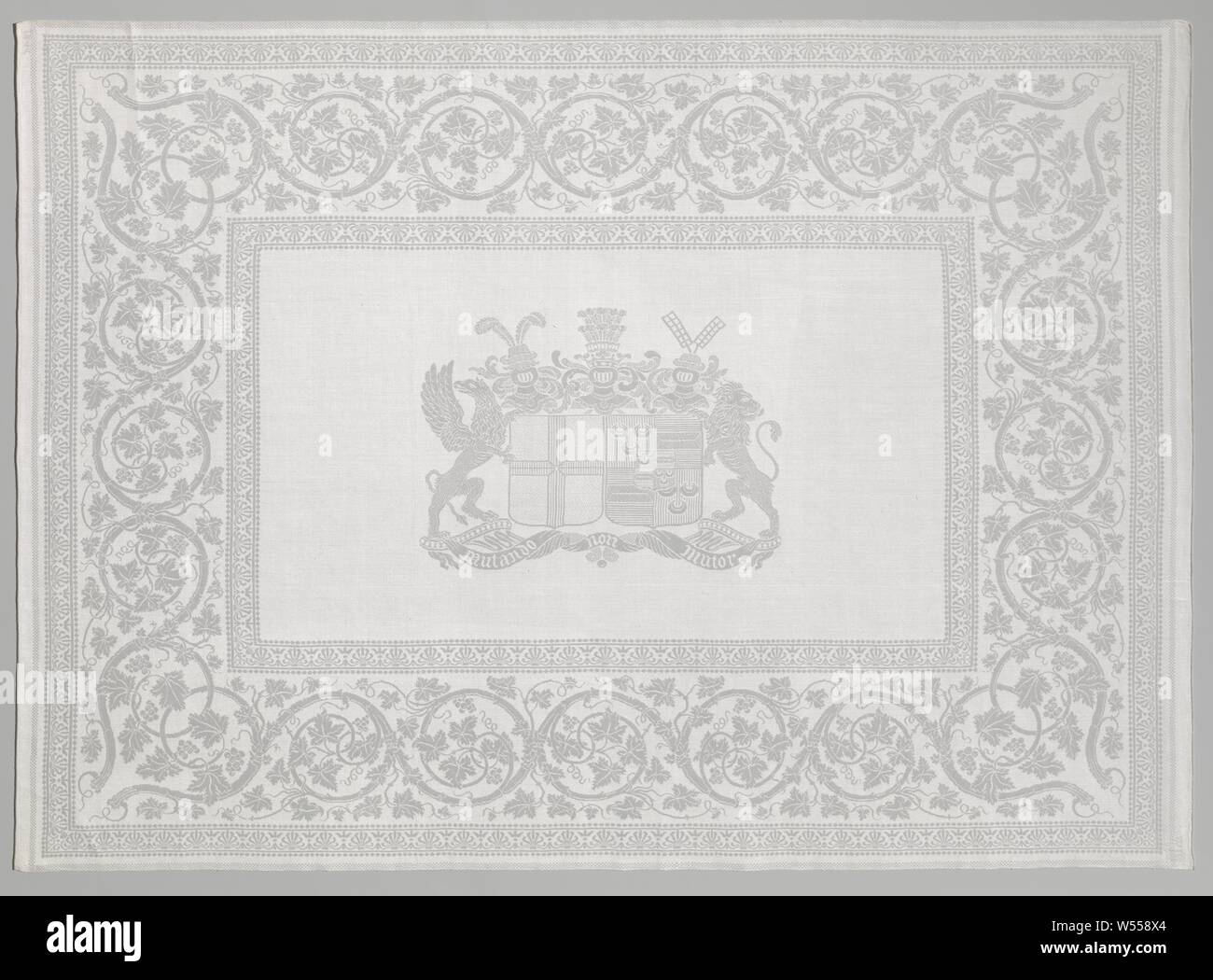 Napkin of linen damask with arms, White linen damask napkin with ...