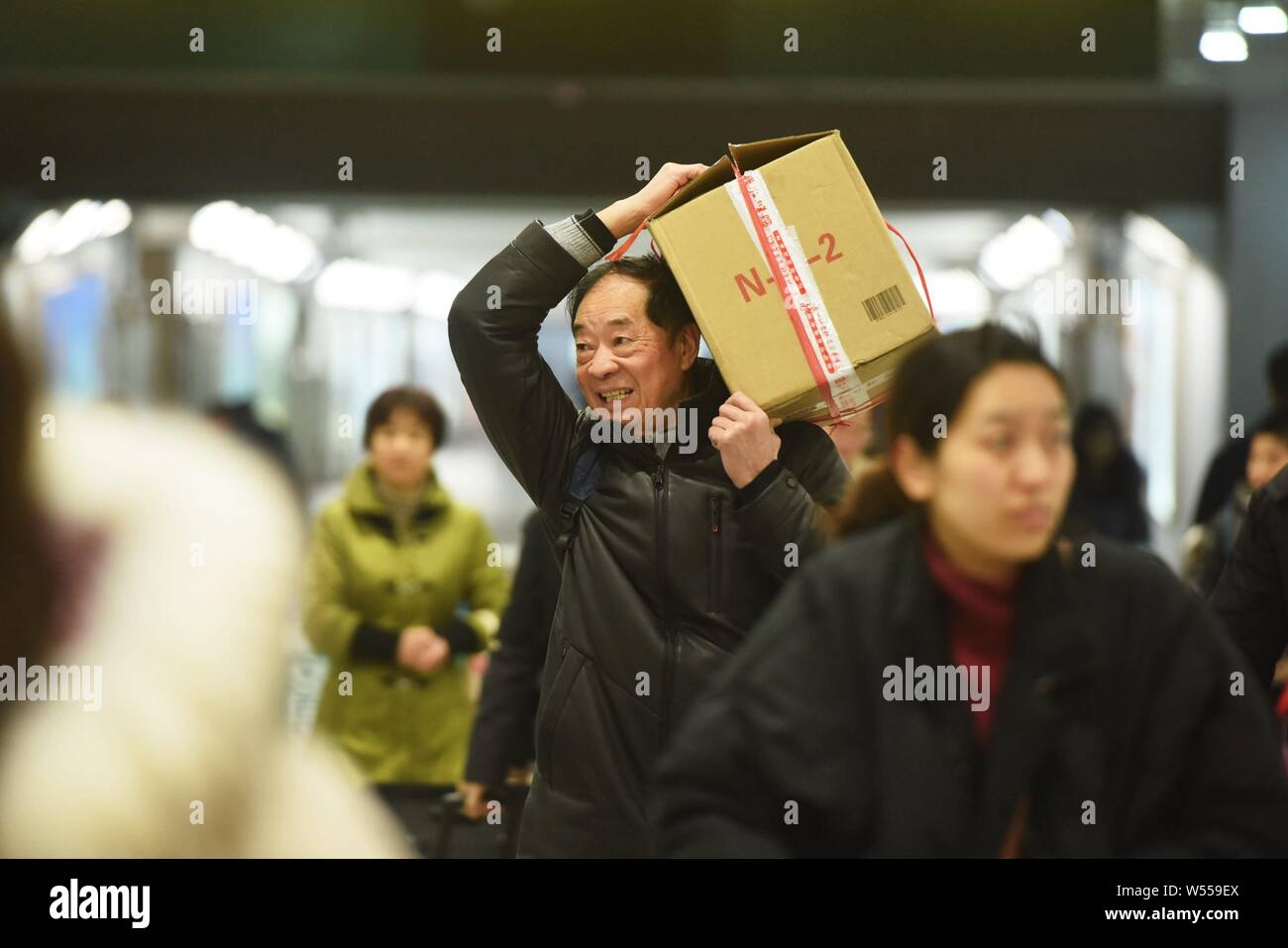 --FILE--A Chinese migrant worker who returned from the Chinese Lunar ...