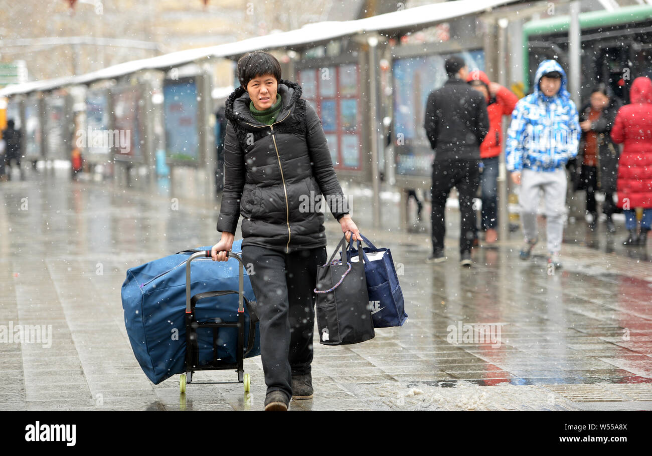 --FILE--A Chinese migrant worker who returned from the Chinese Lunar ...