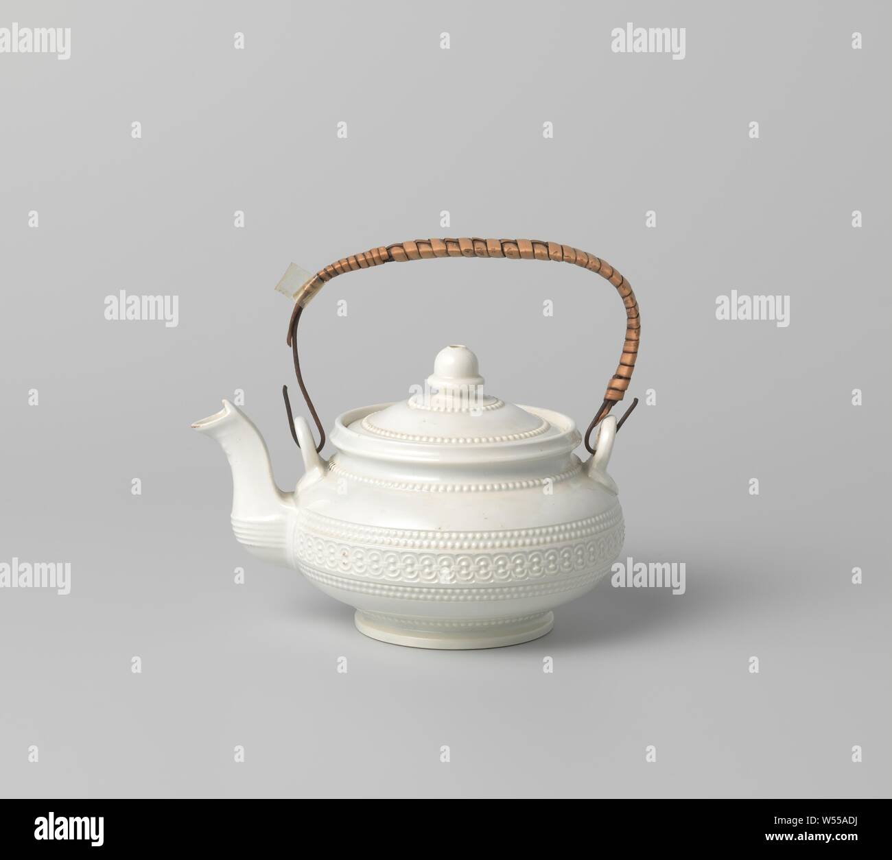 Chocolate kettle with lid, cream colored, with chain rim in relief ...