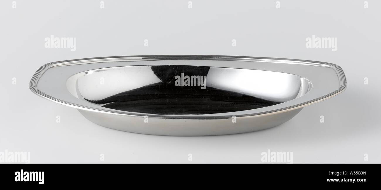 Cover dish, belonging to a stove, decorated with fillet edges, The dish ...