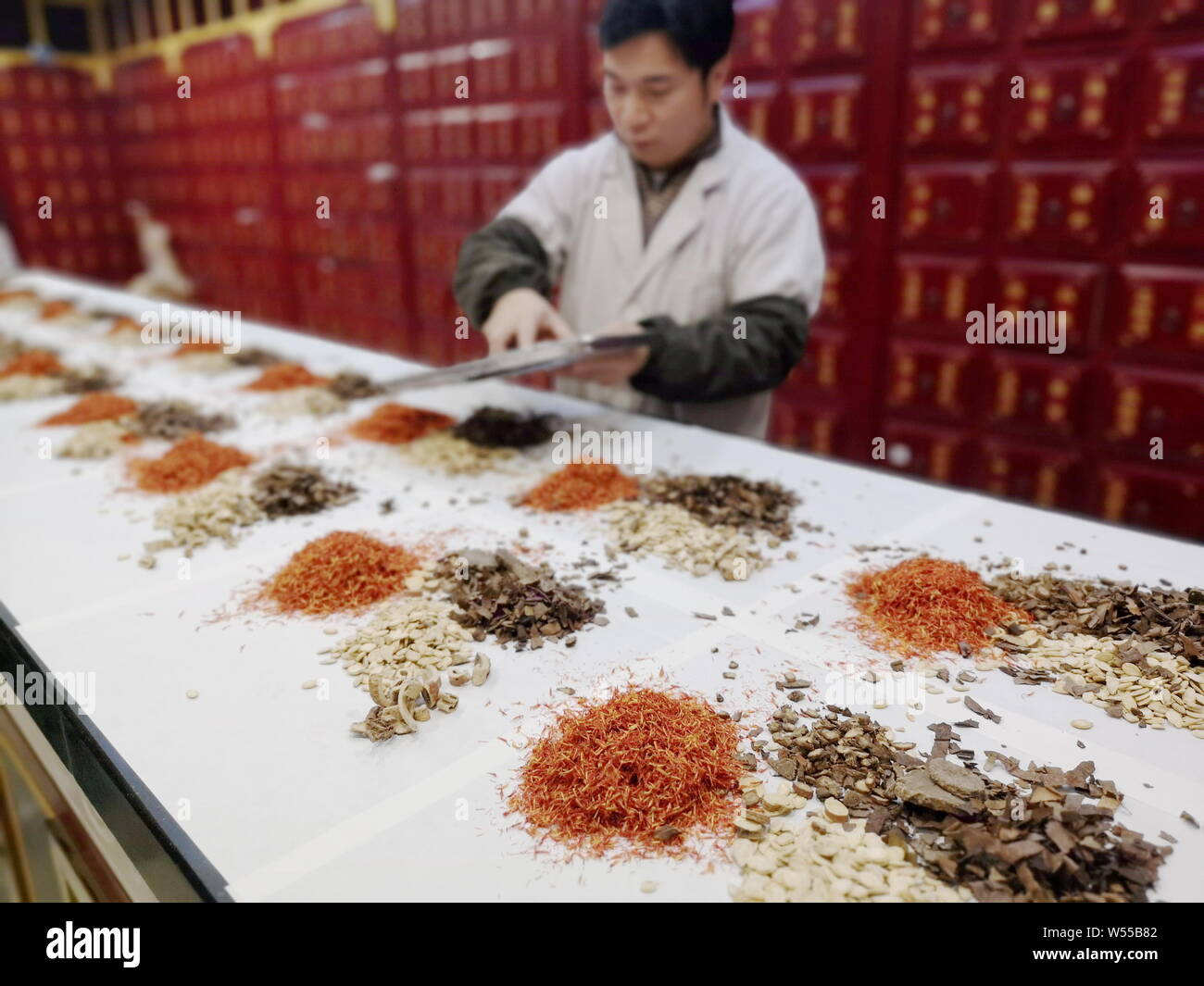 --FILE--A Chinese pharmaceutist dispenses traditional Chinese medicine ...