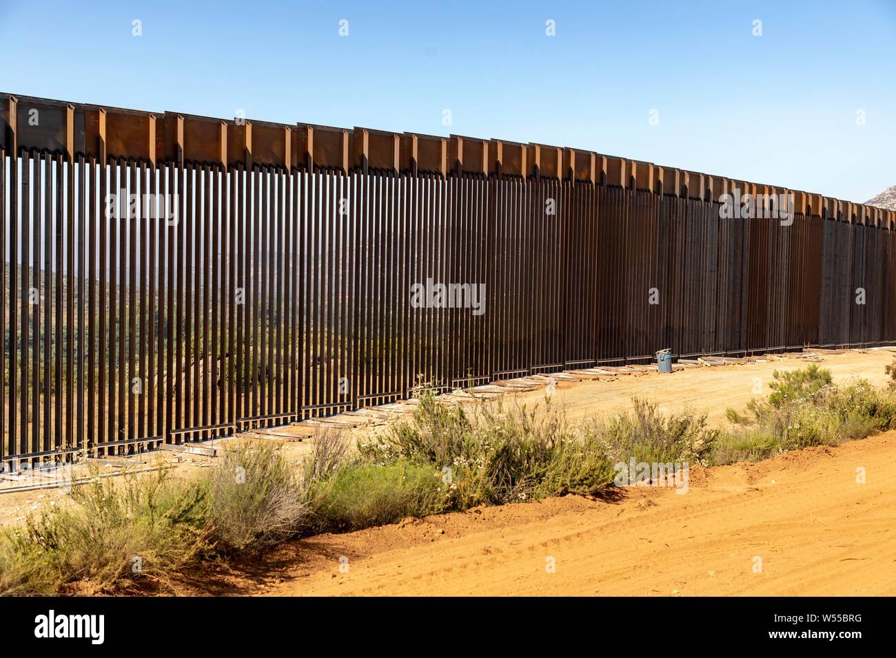 Construction crews continue work on a section of replacement border ...