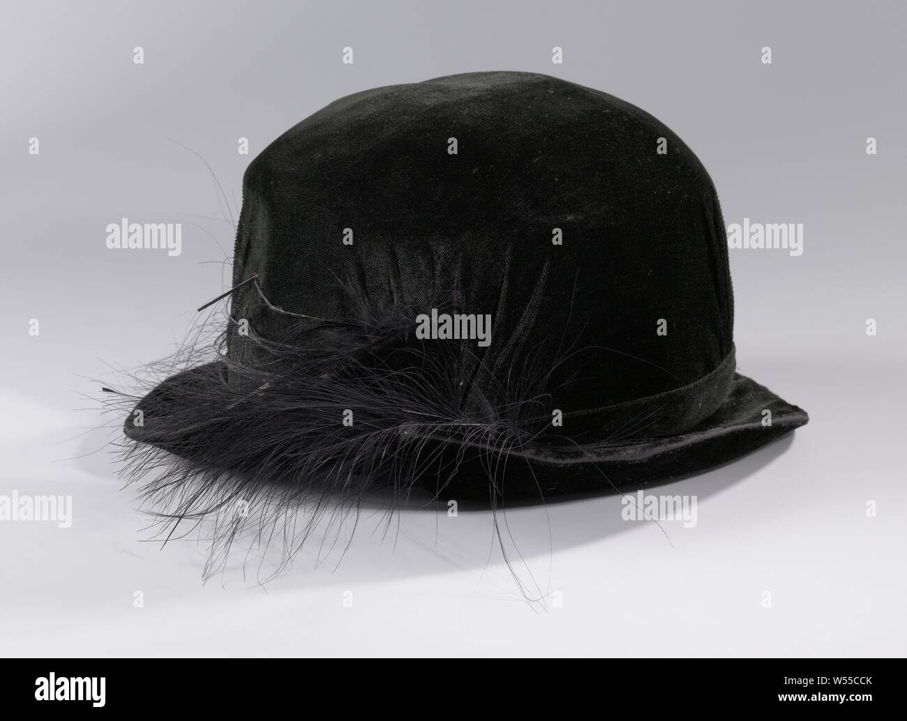 Black wide rim hat hi-res stock photography and images - Alamy