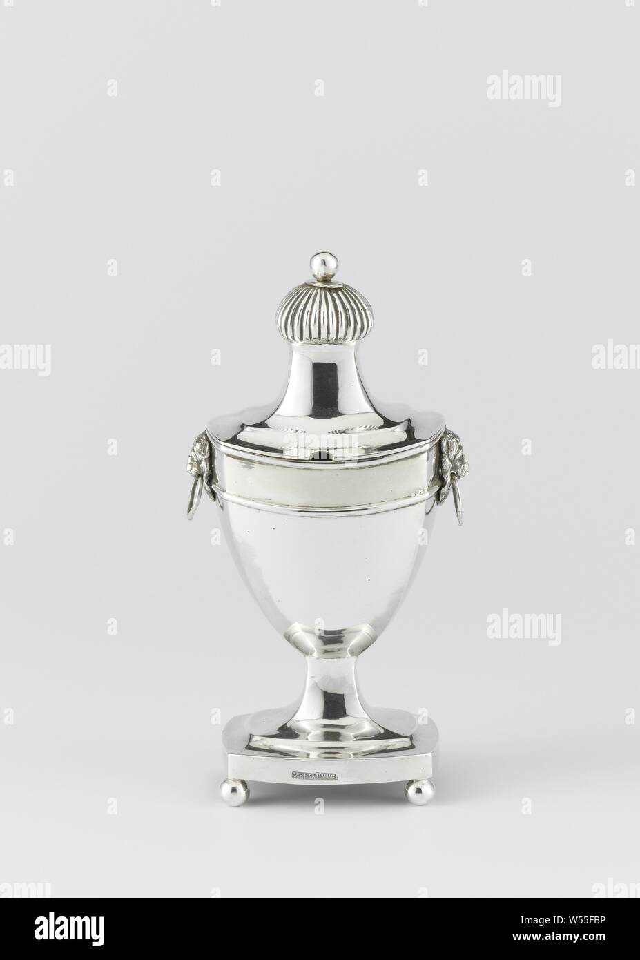Urn shaped pot rests hi-res stock photography and images - Alamy