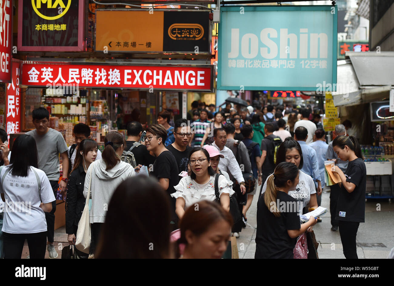 --FILE--Chinese tourists and daigou, surrogate shoppers who buy ...