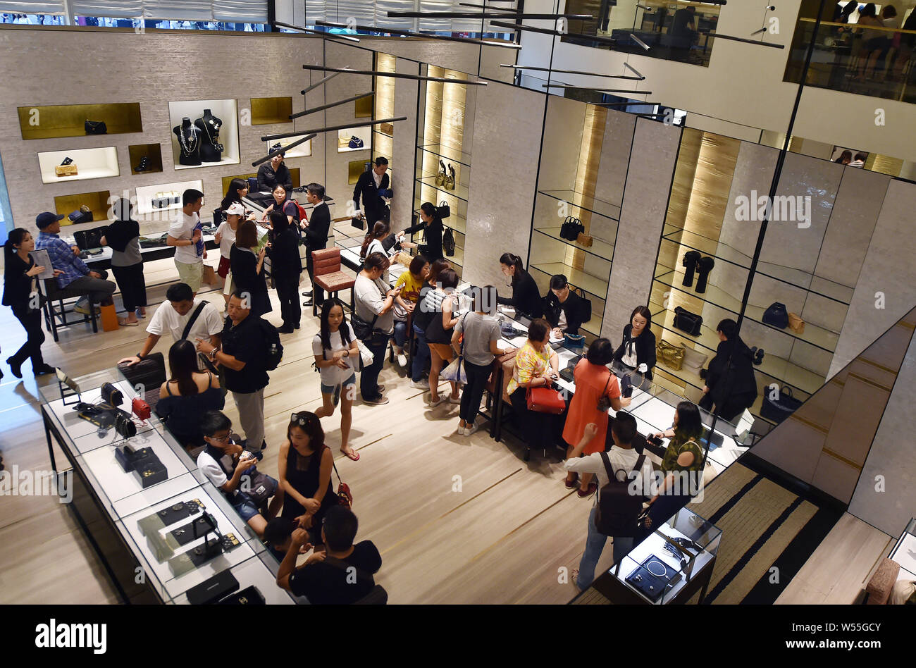 Shopping chinese mainland tourists hi-res stock photography and images ...