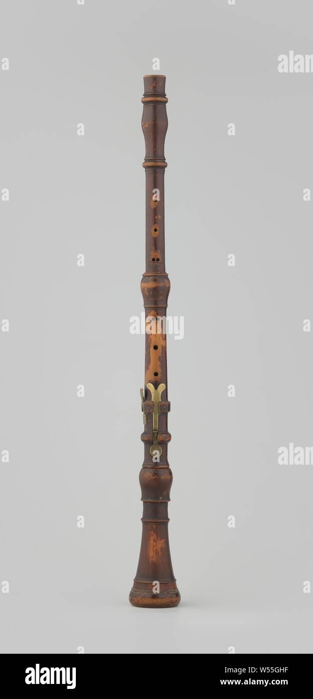 Oboe, oboe of palm wood with two brass valves. Vote barrel at the cup ...