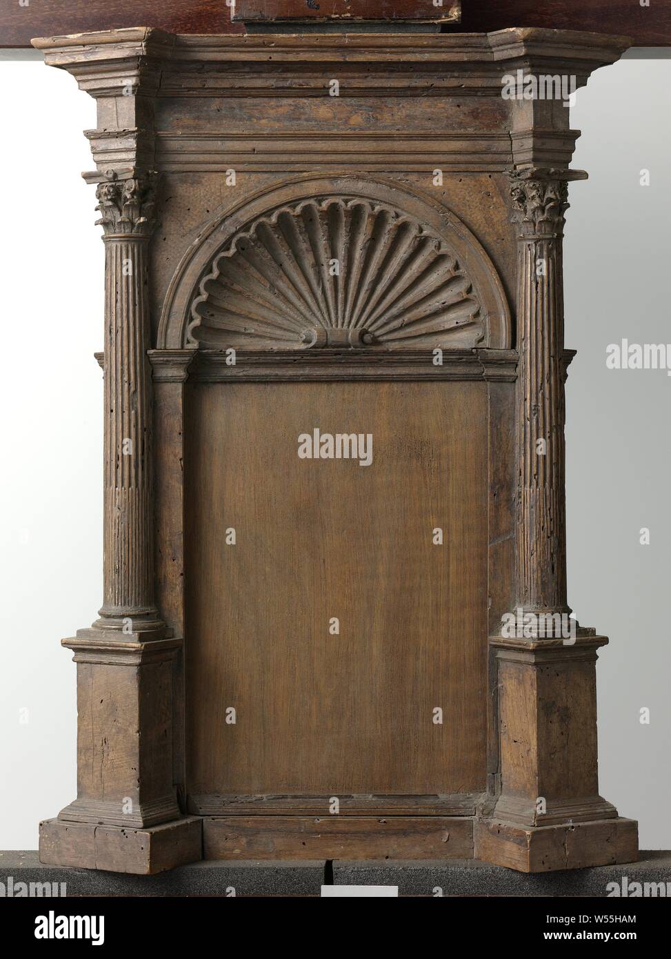 Two cornered corinthian fluted columns hi-res stock photography and ...