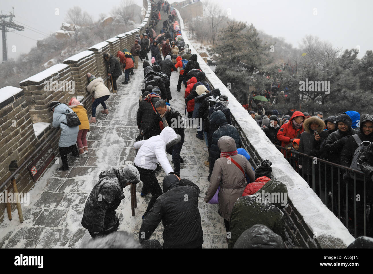 Crowds of Chinese tourists visit the Badaling Great Wall in heavy ...