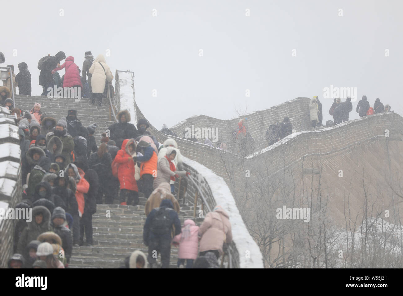 Crowds of Chinese tourists visit the Badaling Great Wall in heavy ...