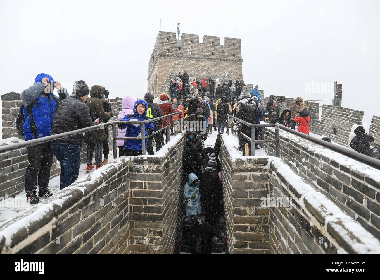 Crowds of Chinese tourists visit the Badaling Great Wall in heavy ...