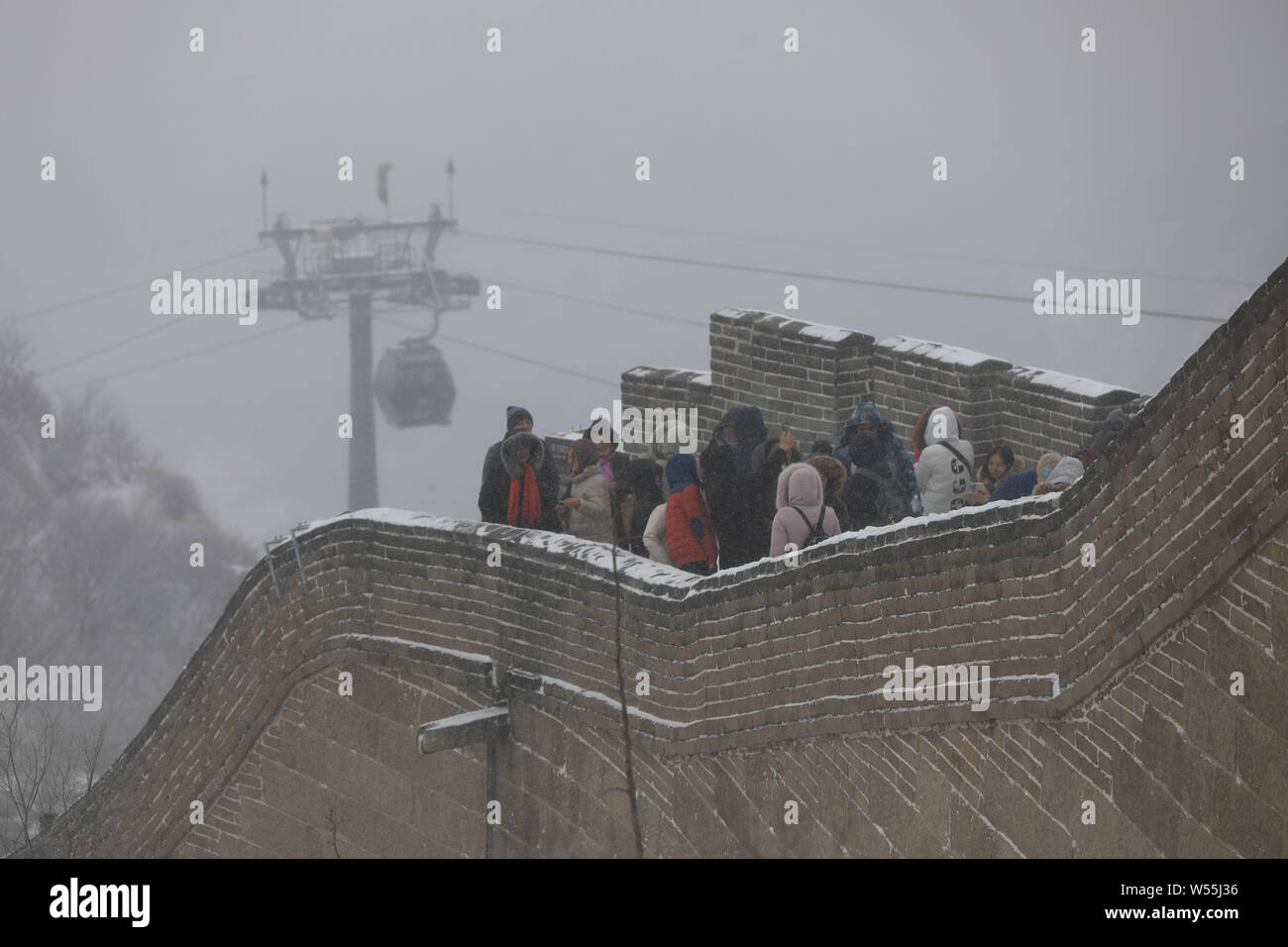 Crowds of Chinese tourists visit the Badaling Great Wall in heavy ...