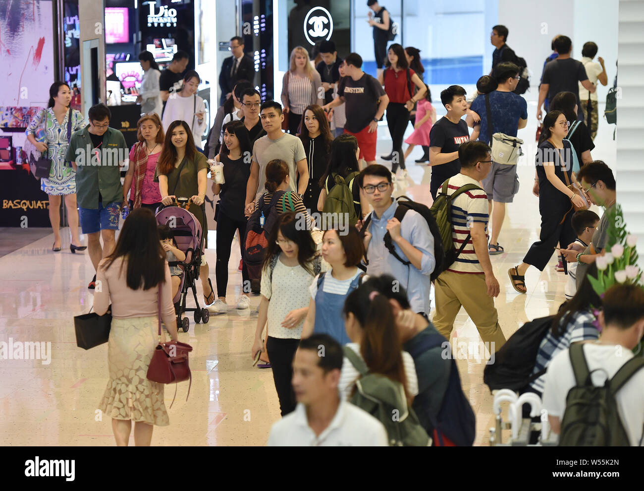 --FILE--Chinese tourists and daigou, surrogate shoppers who buy ...